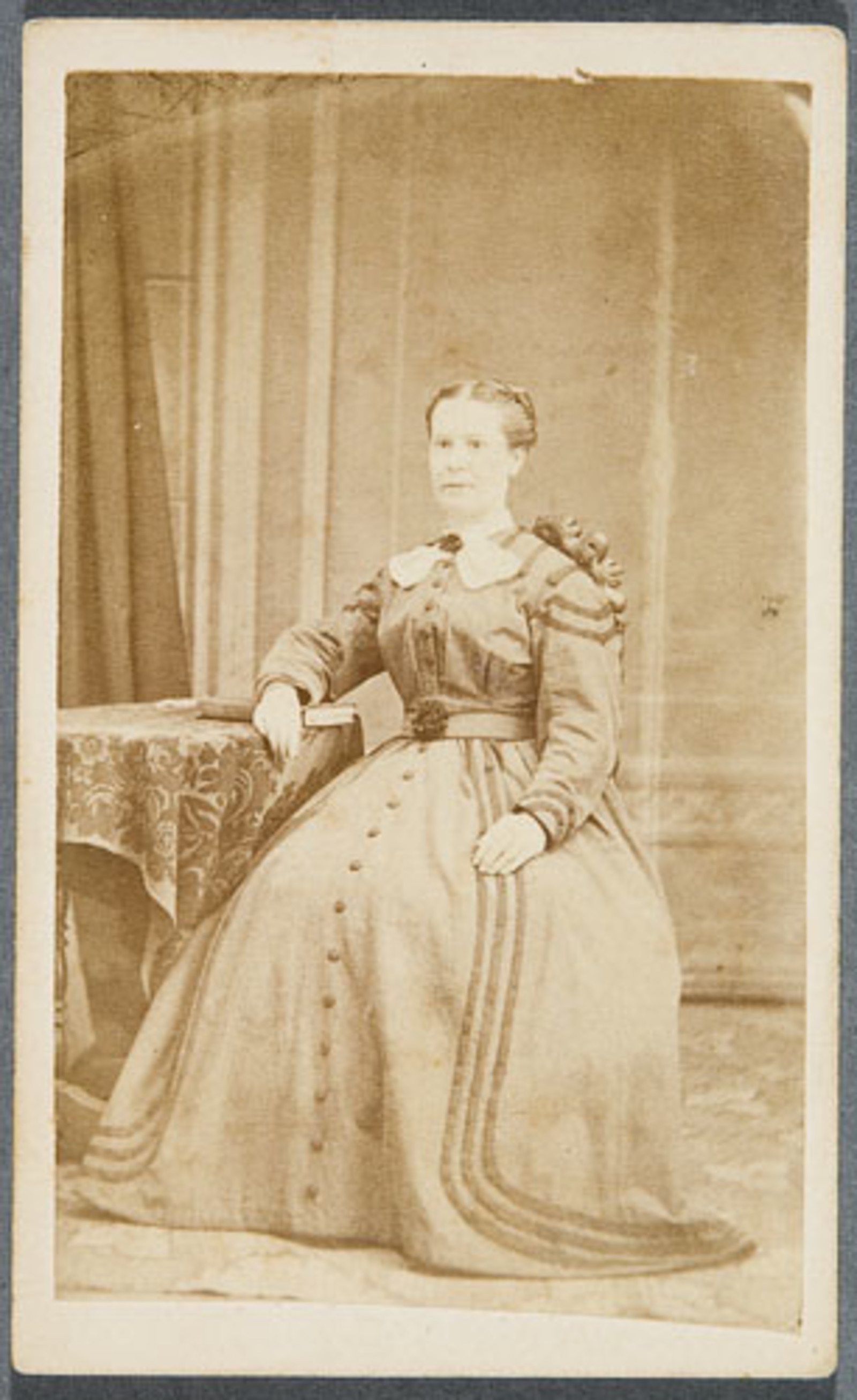 Portrait de femme - Turgeon, N. | Collections | MNBAQ