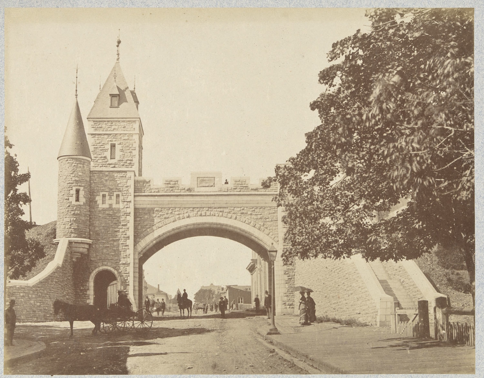 La Porte Saint-Louis, Québec, de l'album Vues de Québec et des environs ...