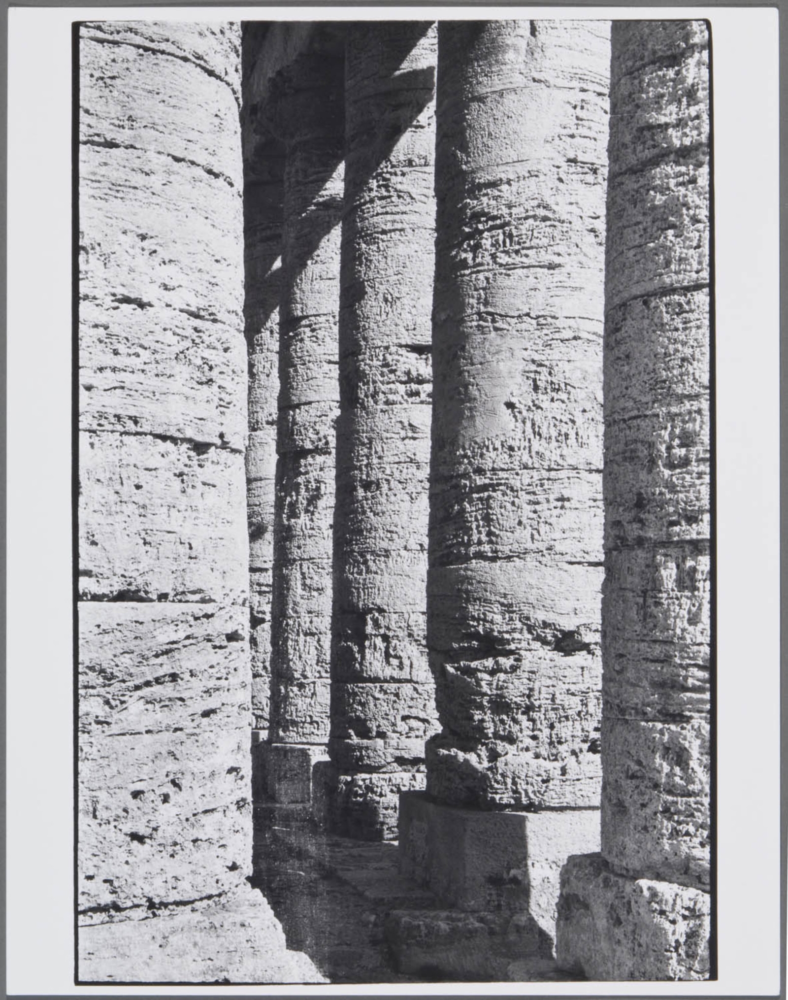Les Colonnes, temple de Poséidon, Ségeste, Sicile - Charney, Melvin ...