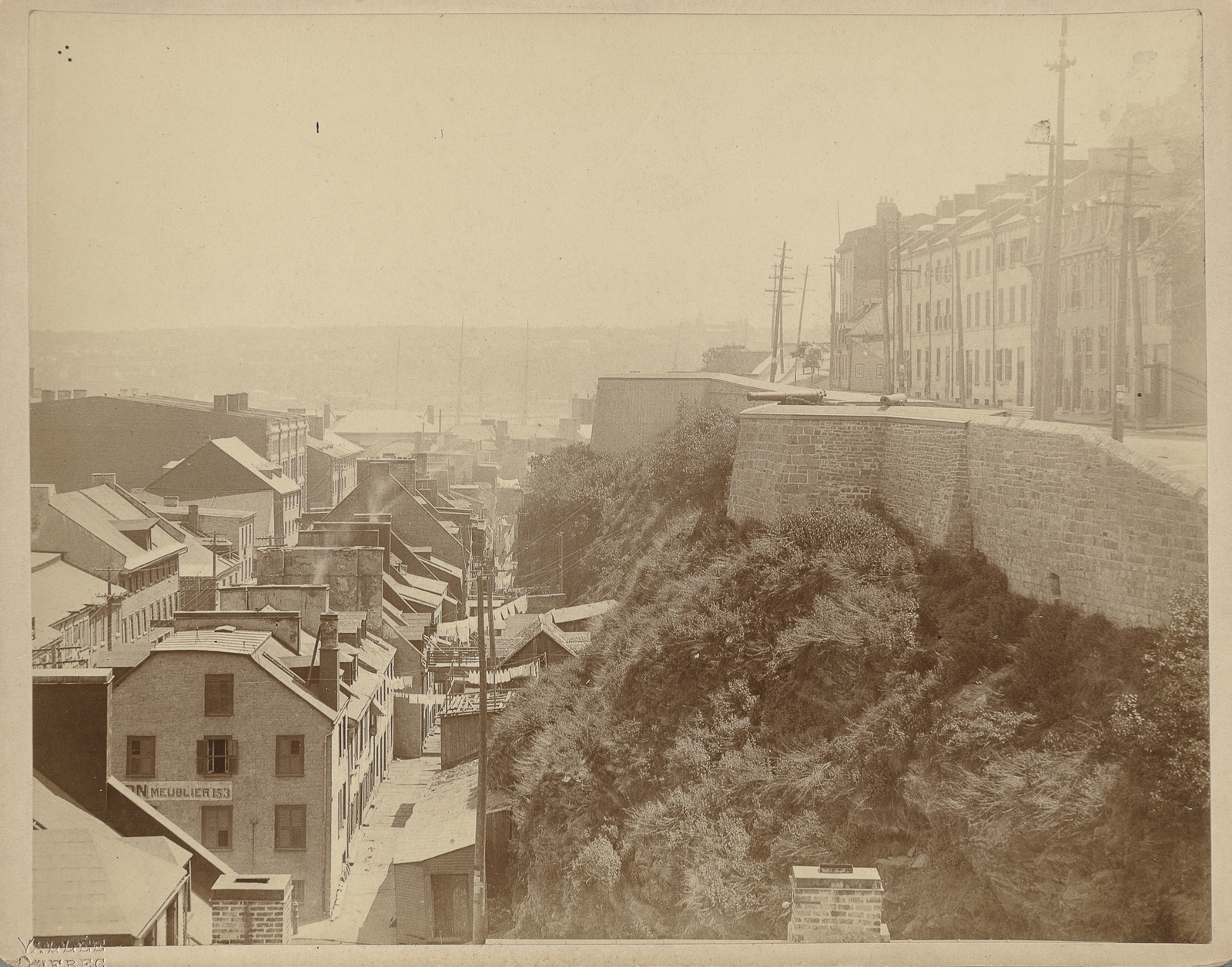 La Rue Sous-le-Cap et la rue des Remparts, Québec - Vallée, Louis ...