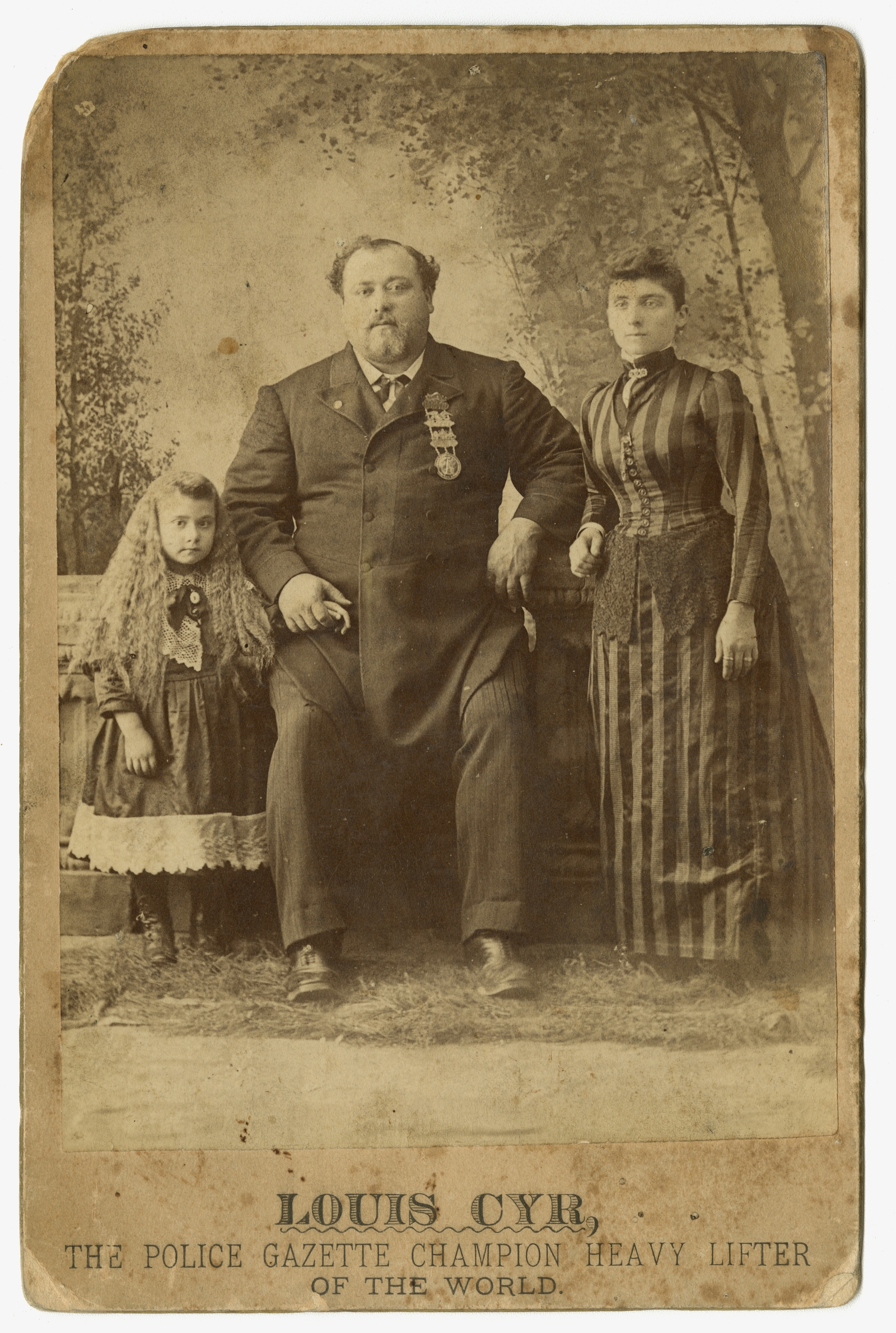 Louis Cyr, son épouse, Mélina Comtois, et leur fille, Émiliana ...